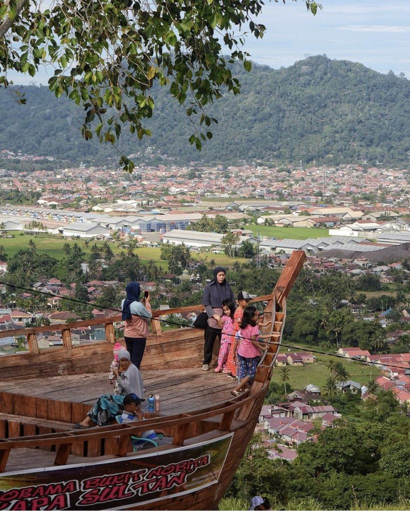 Tujuh Puncak Terbaik Menikmati Keindahan Alam Sumatera Barat