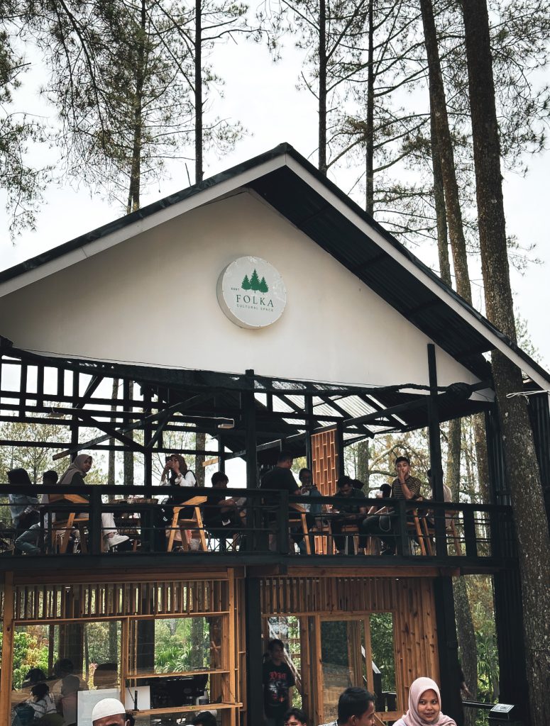 Folka Cultural Space: Cafe Viral di Tengah Hutan Pinus