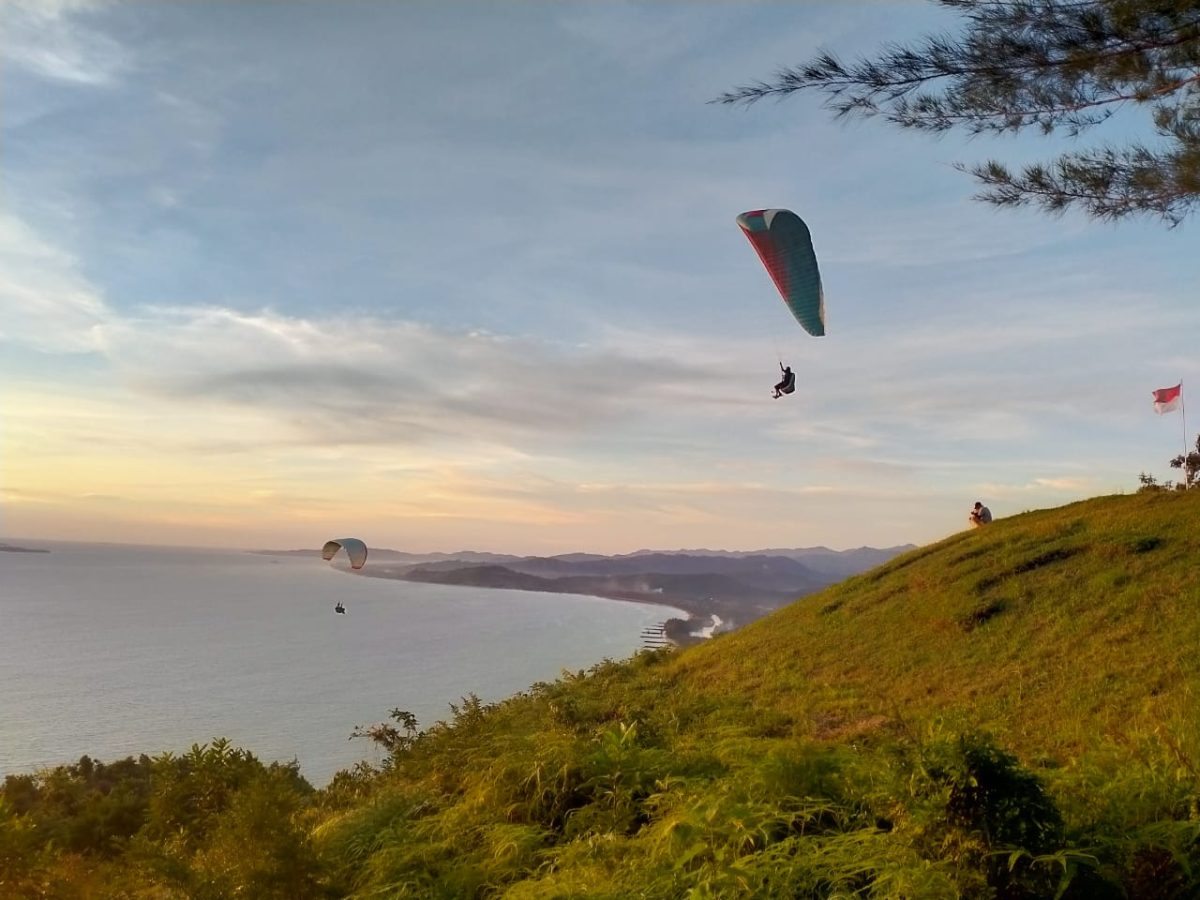 3 Rekomendasi Spot Atraksi Paralayang di Sumatera Barat